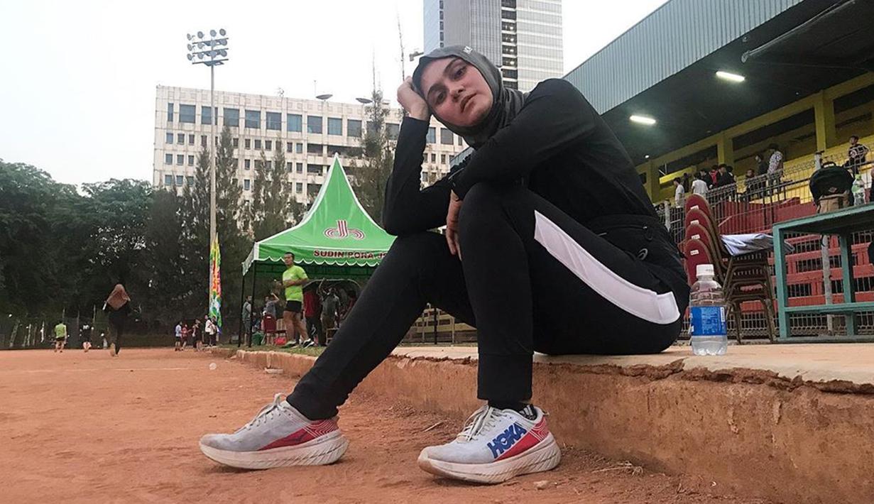 FOTO: Gaya Zee Zee Shahab saat Olahraga Lari, Sporty dan Modis - Foto ...