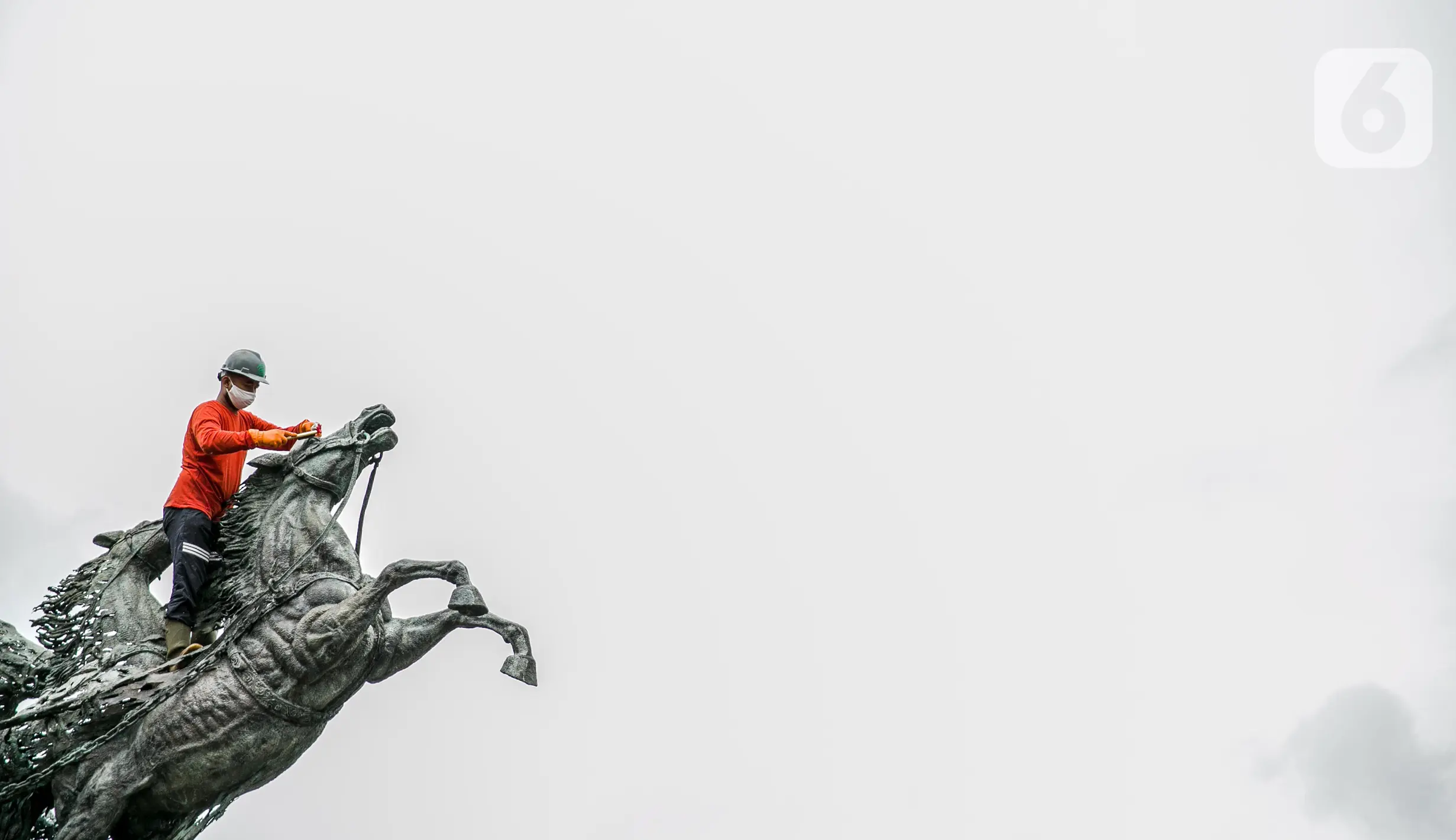 FOTO: Perawatan Patung Kuda Arjuna Wijaya - Foto Liputan6.com