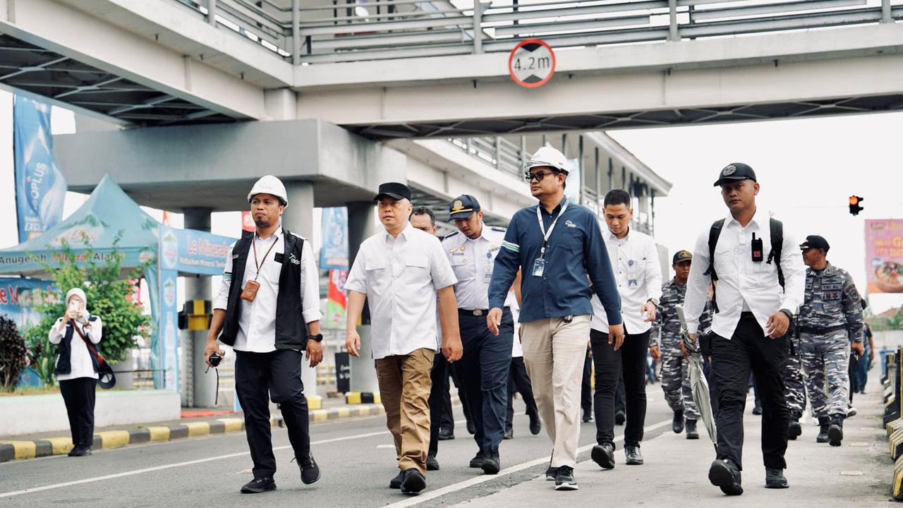 Menhub Dudy Tinjau Angkutan Nataru di Pelabuhan Ketapang