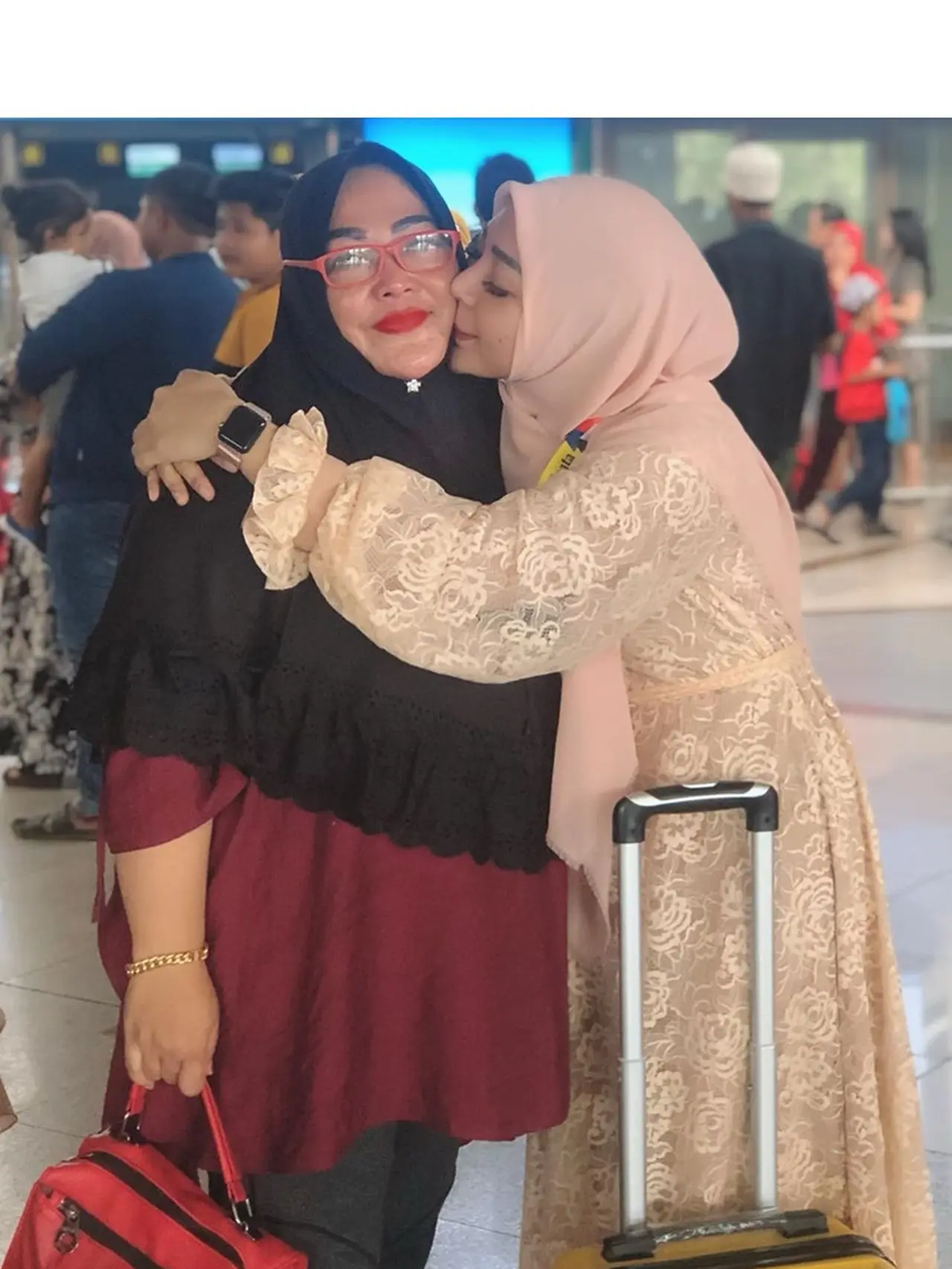 6 Potret Chacha Sherly Eks Trio Macan saat Kenakan Hijab, Tampil ...