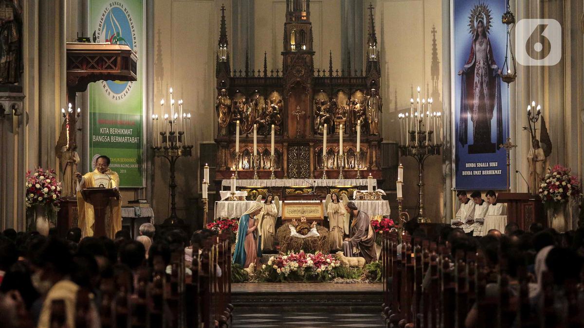 FOTO: Suasana Khidmat Misa Malam Natal di Gereja Katedral