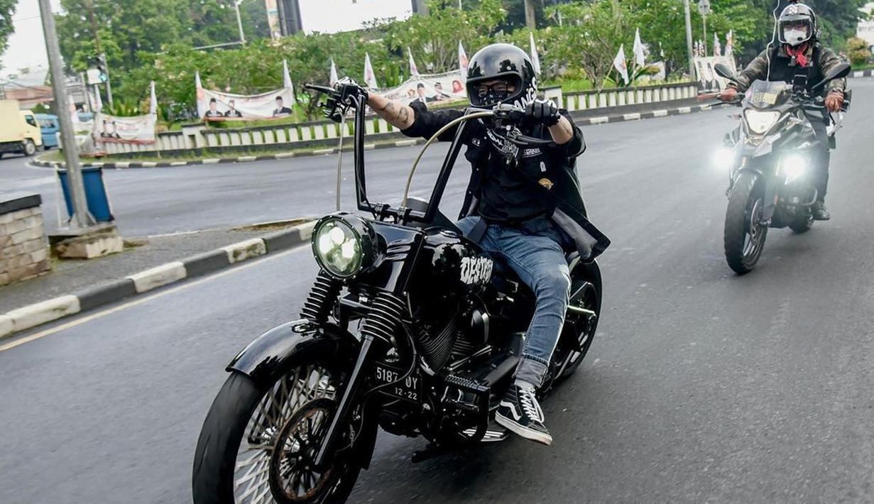 FOTO: 6 Gaya Desta Naik Motor Gede, Garang Abis - Foto Liputan6.com