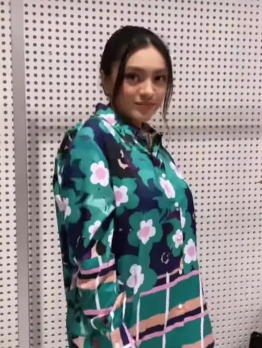 Potret Alleia Anak Ariel Noah Jadi Model, Tertarik Dunia Fashion - Foto ...