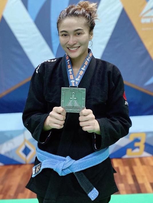 FOTO: Fina Phillipe, Presenter Olahraga Cantik yang Jago Brazilian Jiu ...