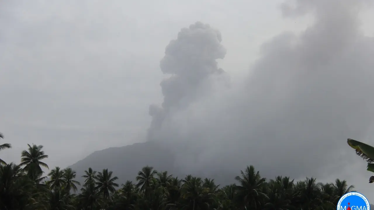 Gunung Ibu Erupsi Lagi, Semburkan Abu Vulkanik 1.000 Meter ke Arah Barat Daya - Regional ...