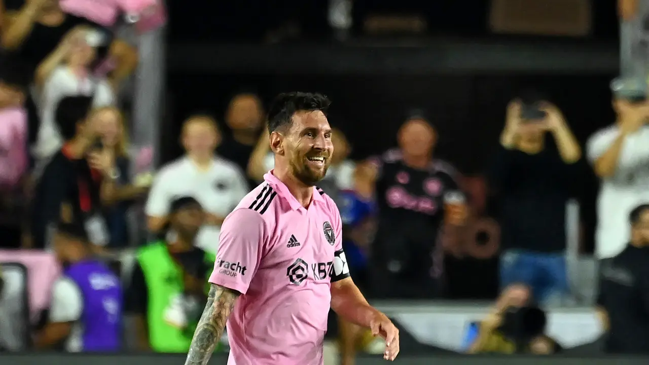 Penampilan Lionel Messi Sumpal Mulut Wayne Rooney - Bola Liputan6.com