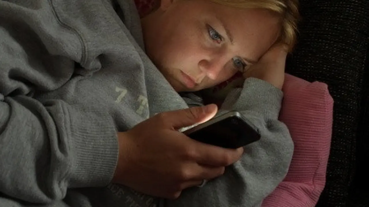 Kebiasaan Main Handphone Sebelum Tidur? Ini Dampaknya untuk Tubuh Anda - Global Liputan6.com