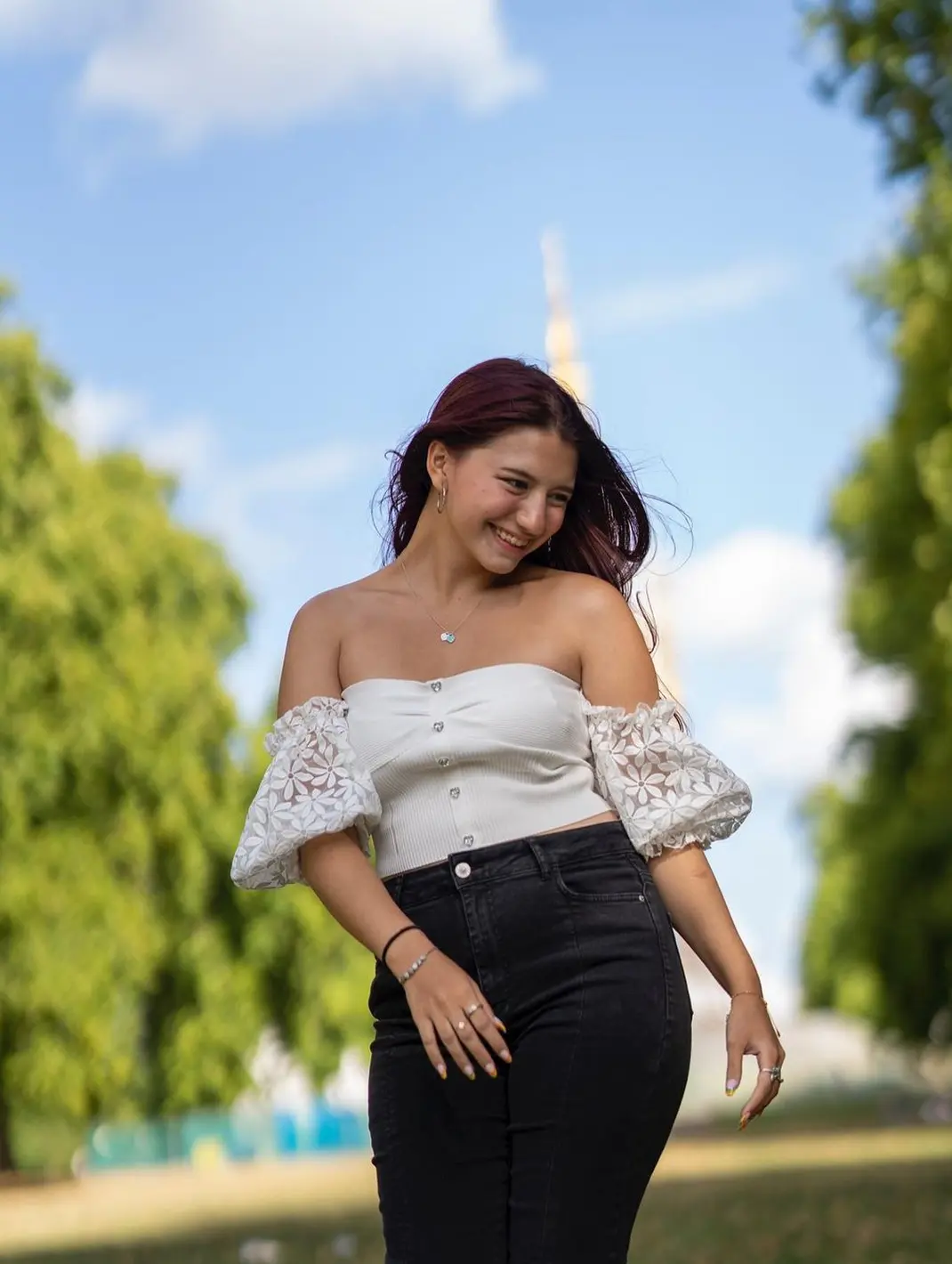 Potret Terbaru Cassandra Lee di London, Cantik Pakai Blus Putih - Foto ...