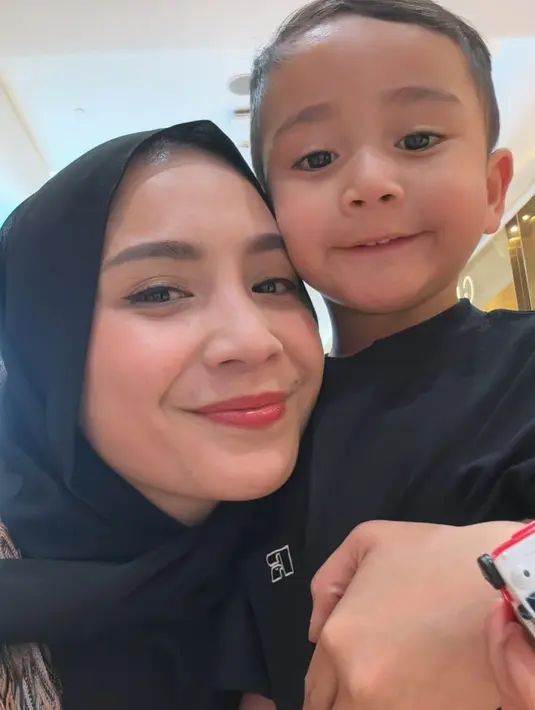 Potret Nagita Slavina Masih Berhijab Usai Naik Haji, Warganet Doakan Istikamah - Foto Liputan6.com