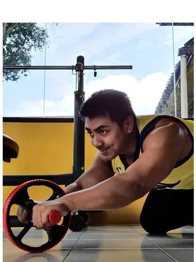 Jadi Sorotan, Ini 7 Potret Ustaz Riza Muhammad saat Olahraga - Hot ...