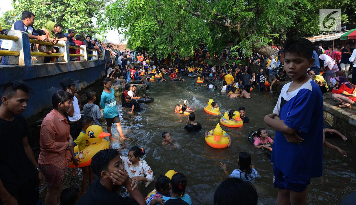 FOTO: Menikmati Wisata Pemandian Mata Air Sodong Saat Libur Lebaran - Foto Liputan6.com