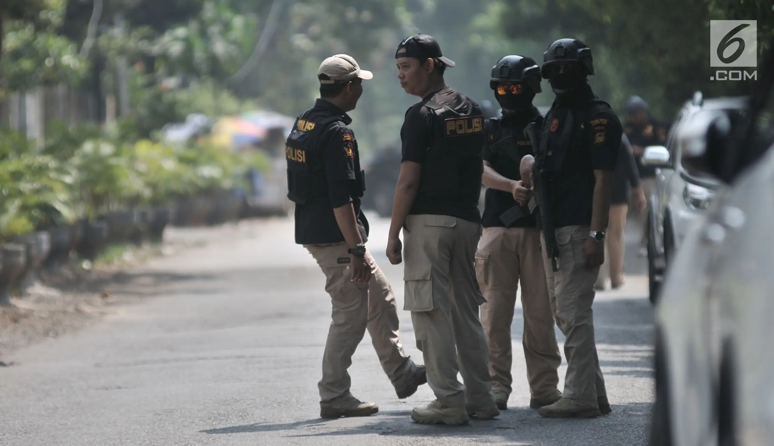 FOTO: Diteror Telepon Gelap, Tim Gegana Sisir Gereja Santa Anna Duren ...