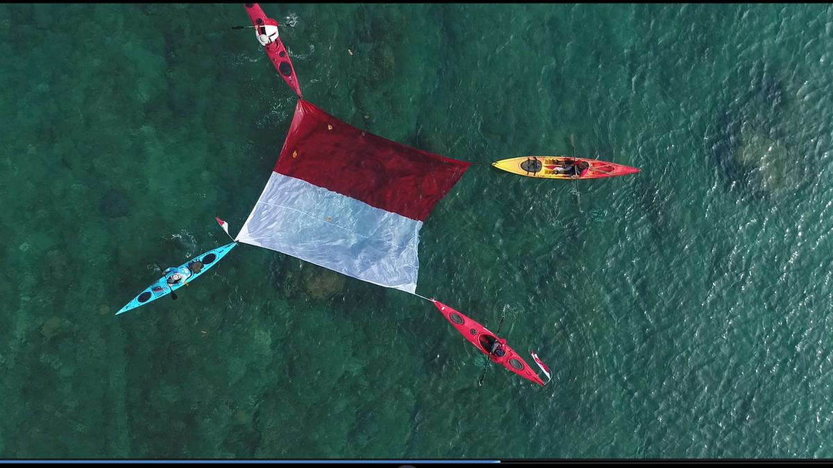 Atlet Kayak Ramaikan Pengibaran Bendera di Tanjung Lesung