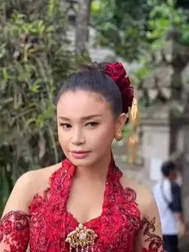 5 Potret Pesona Rossa Berkebaya Merah Nyanyi Bengawan Solo Disiarkan Secara Internasional ...