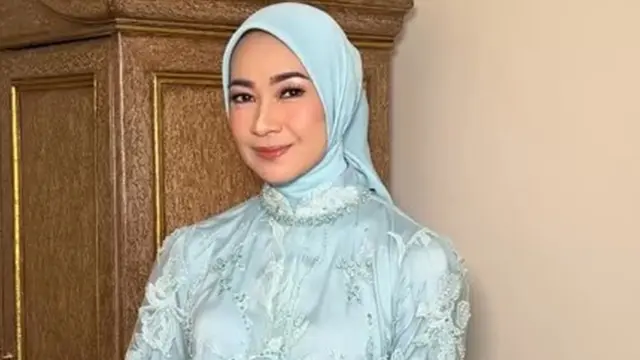 6 Potret Detail Outfit Brokat Alya Rohali di Pengajian dan Siraman Sang ...