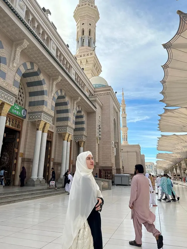 8 Potret Aaliyah Massaid Umroh dengan Reza Artamevia, Menangis Haru ...