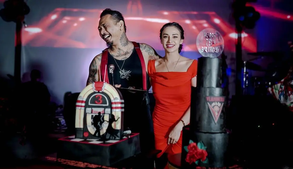 Momen Jerinx dan Nora Alexandra Rayakan Anniversary, Tampil Mesra ...