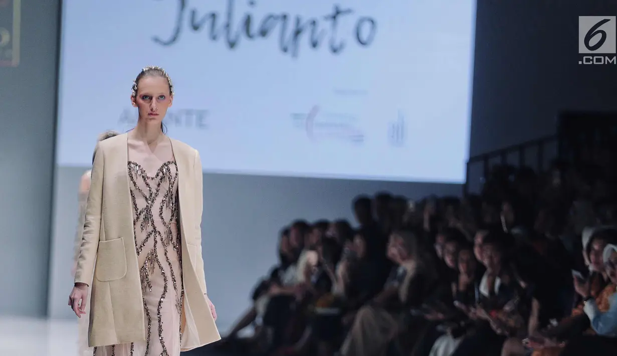 PHOTO: Delapan Rancangan Busana Embrace Karya Julianto Hadirkan di JFW ...