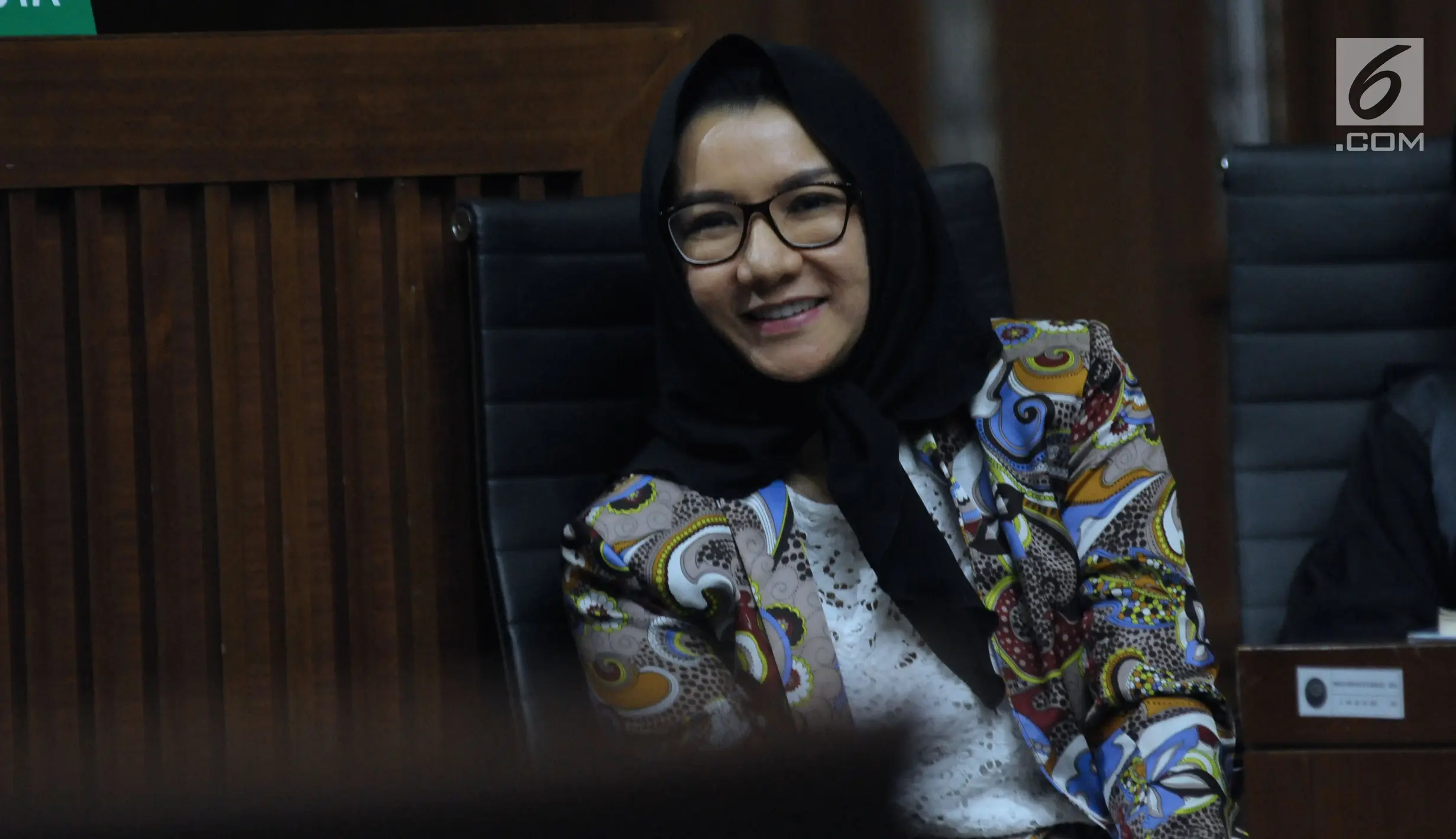 FOTO: Senyum Rita Widyasari Saat Jalani Sidang Lanjutan - Foto Liputan6.com