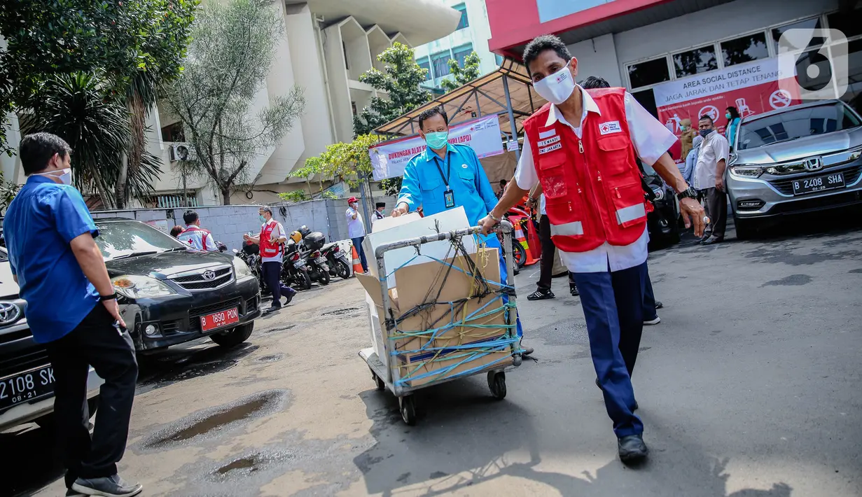 FOTO: PMI DKI Jakarta Berikan Bantuan 1.000 APD untuk Tenaga Medis Covid-19 - Foto Liputan6.com
