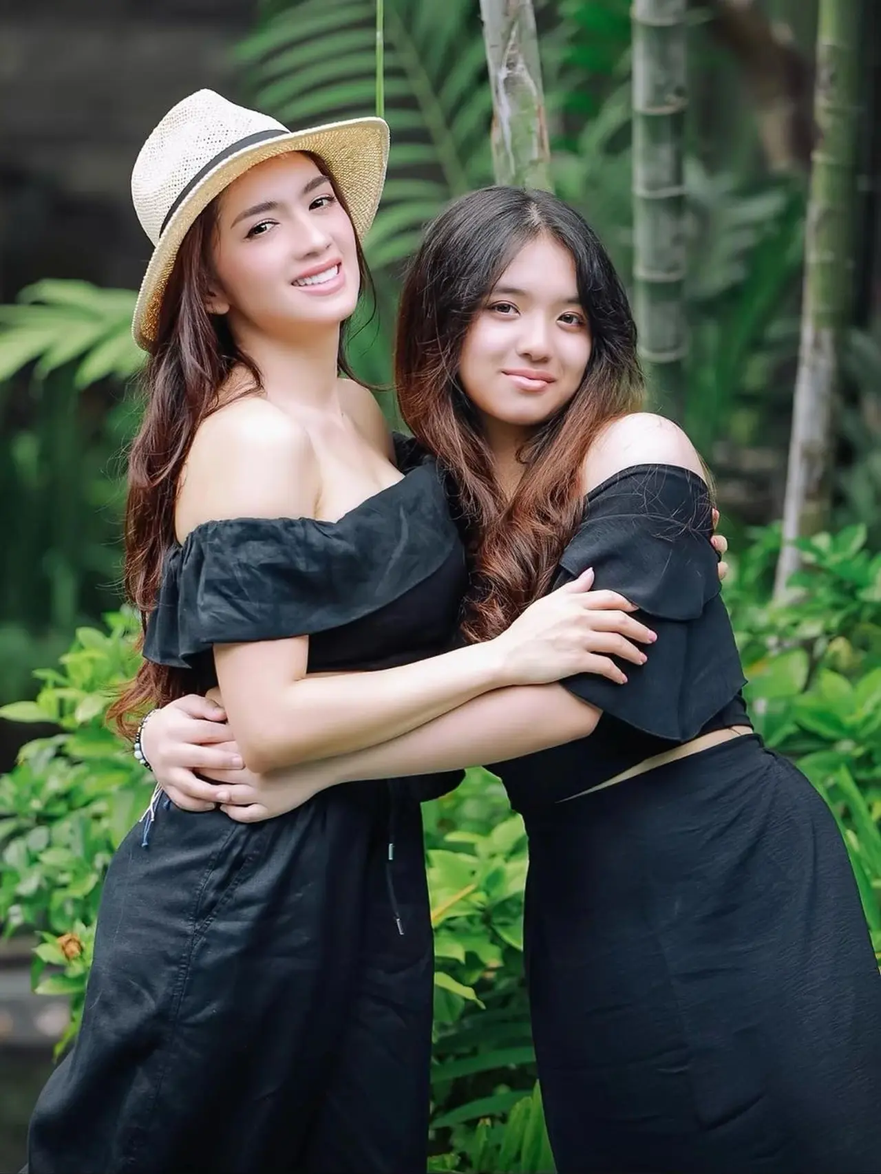 7 Potret Kebersamaan Angel Karamoy dan Lovely Rumangkang, Disebut Bak ...