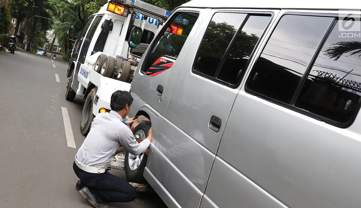 FOTO: Nekat Parkir Sembarangan, Mobil-Mobil di Tebet Diderek Petugas ...