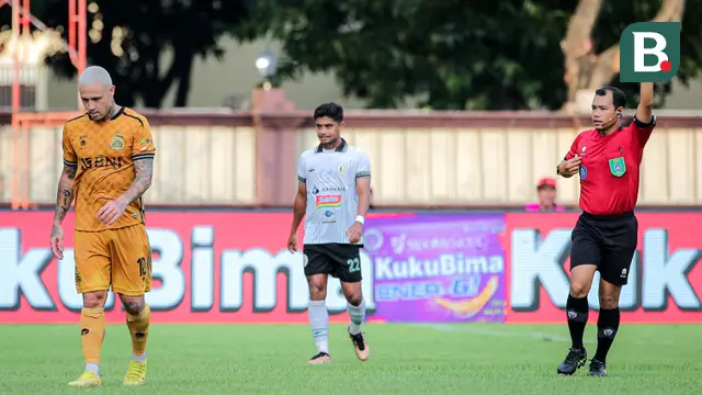 Mengenal 2 Wasit yang Paling Sering Berikan Penalti hingga Pekan ke-10 ...