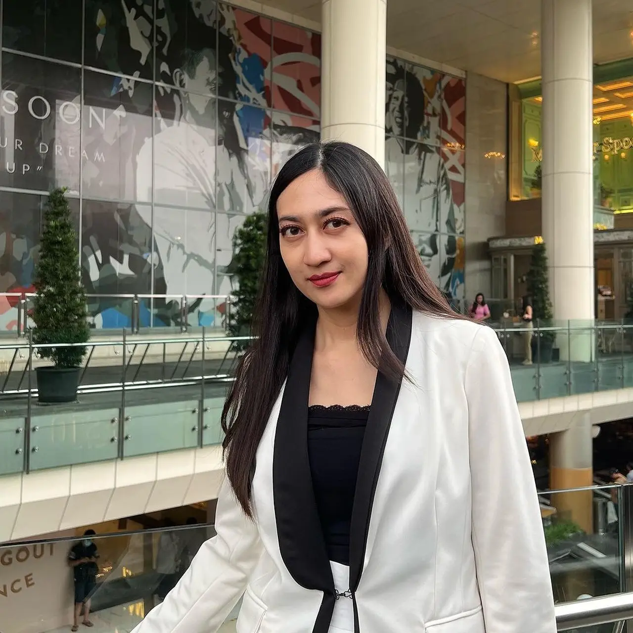 6 Potret Terbaru Helmalia Putri, Masih Betah Melajang di Usia 41 Tahun - Hot Liputan6.com