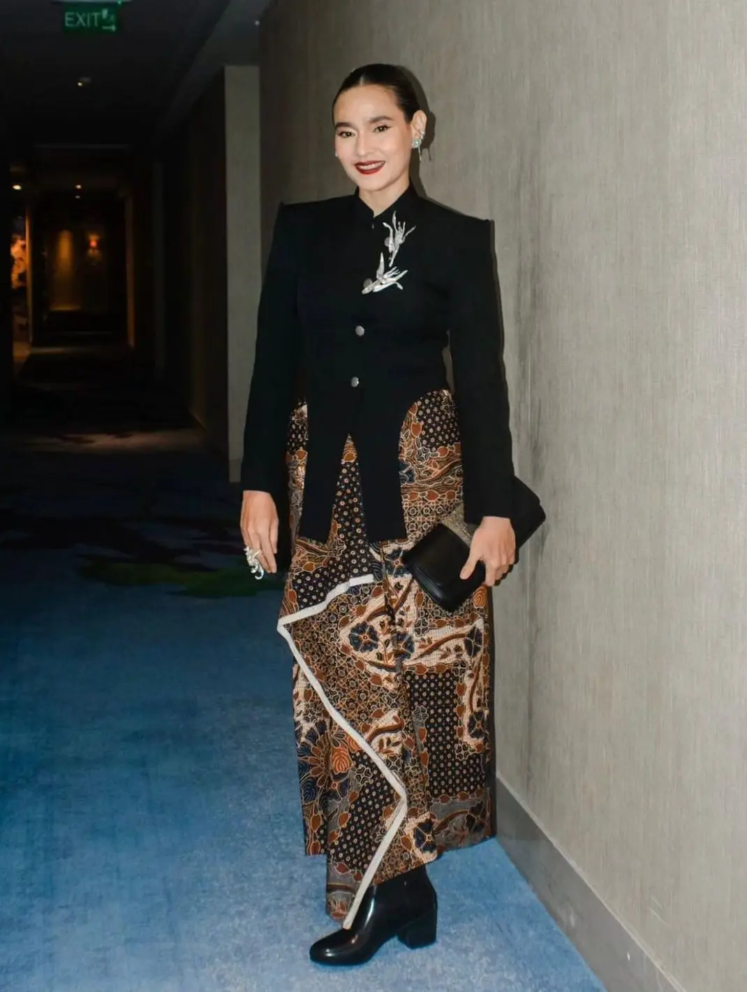 6 Potret Beda Siluet Desain Kebaya Janggan yang Dipakai Public Figure ...