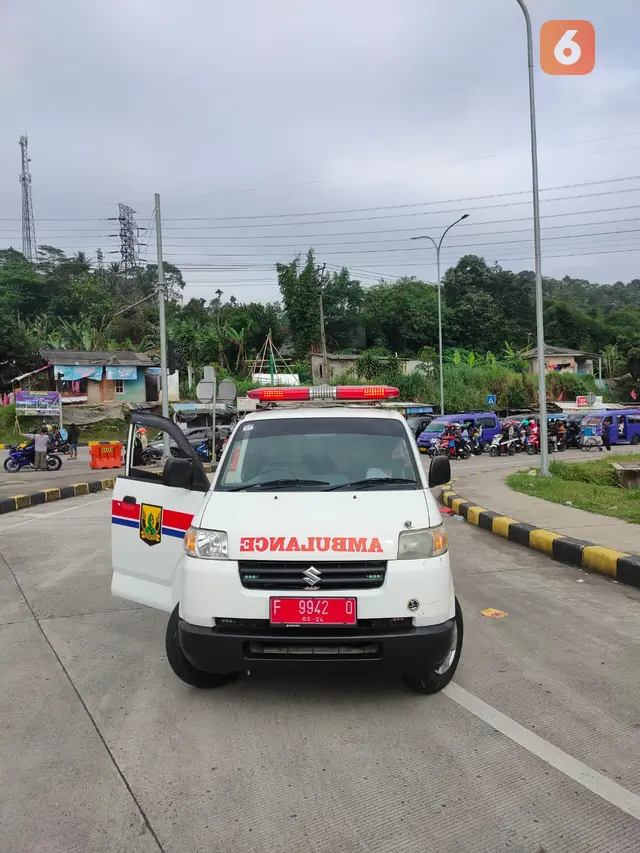 Ambulans Diduga Bawa 'Pasien' Berwisata Terobos Kemacetan Arus Mudik Pakai Strobo di Tol Bocimi ...