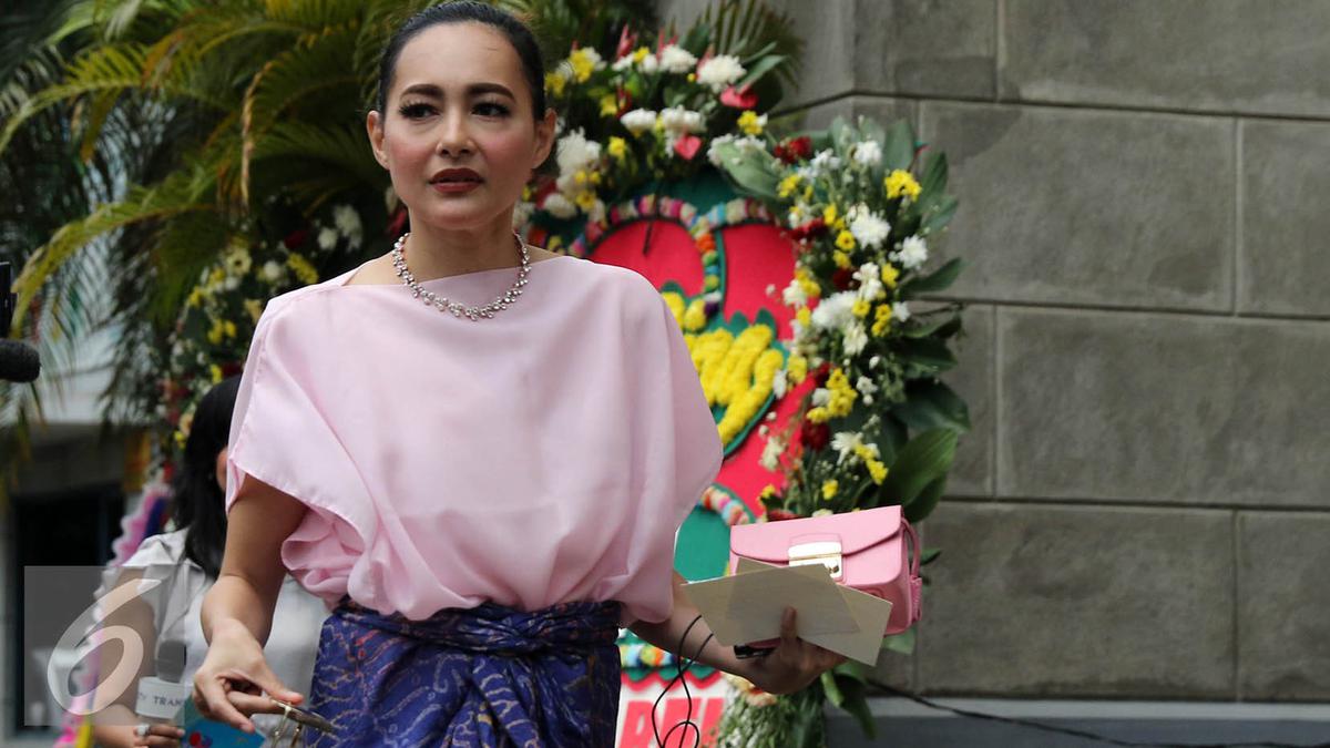 Sendirian Hadiri Pernikahan, Dewi Rezer Jadi Sorotan