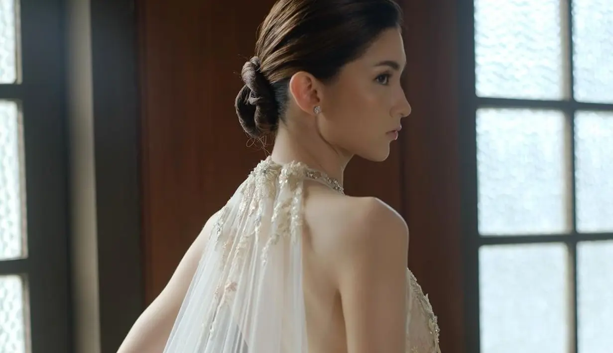 Potret Celia Thomas Saat Pakai Gaun Putih, Tampil Anggun Bak Pengantin ...