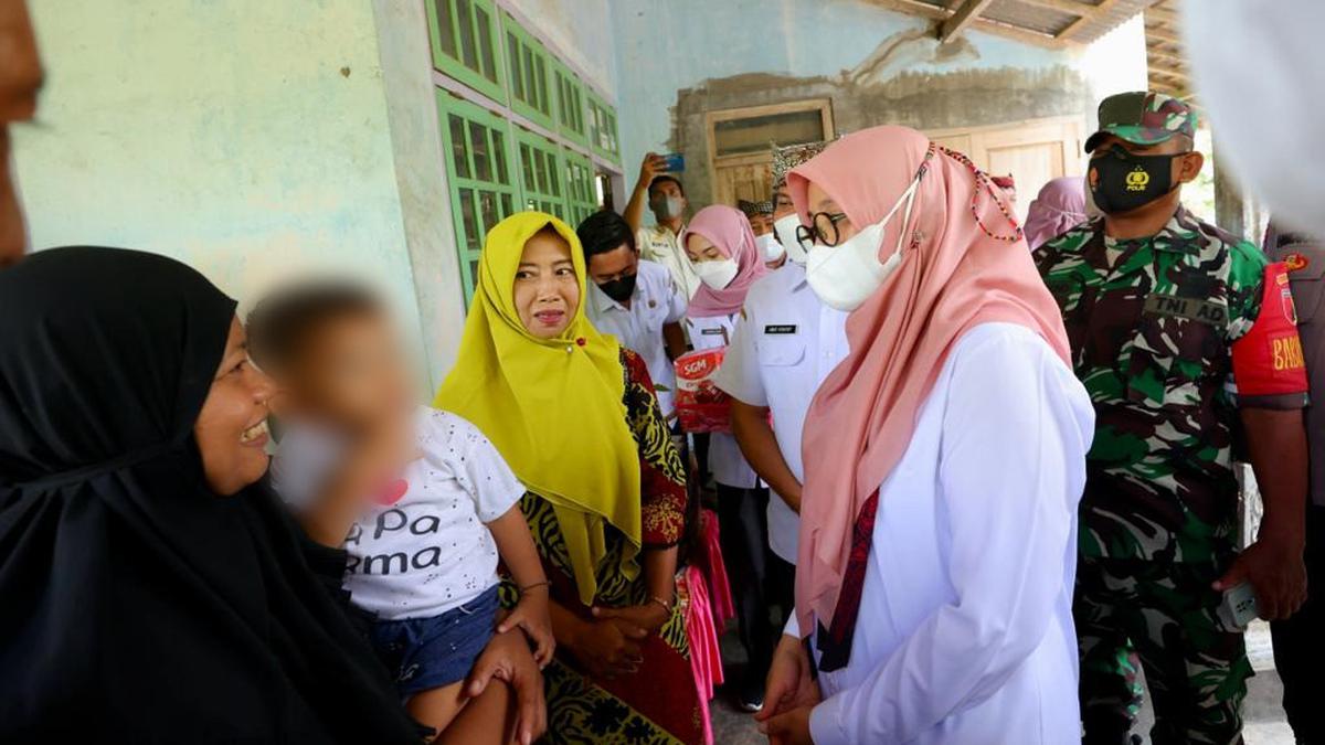 Berkantor di Desa, Bupati Ipuk Pastikan Penanganan Balita Stunting - Surabaya Liputan6.com