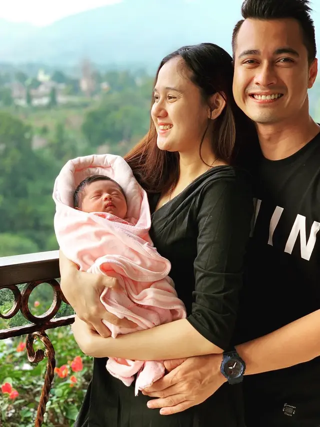 Istri Hamil Anak Ke-2, Ini 6 Potret Keluarga Kecil Eza Gionino dan Meiza Aulia - Hot Liputan6.com