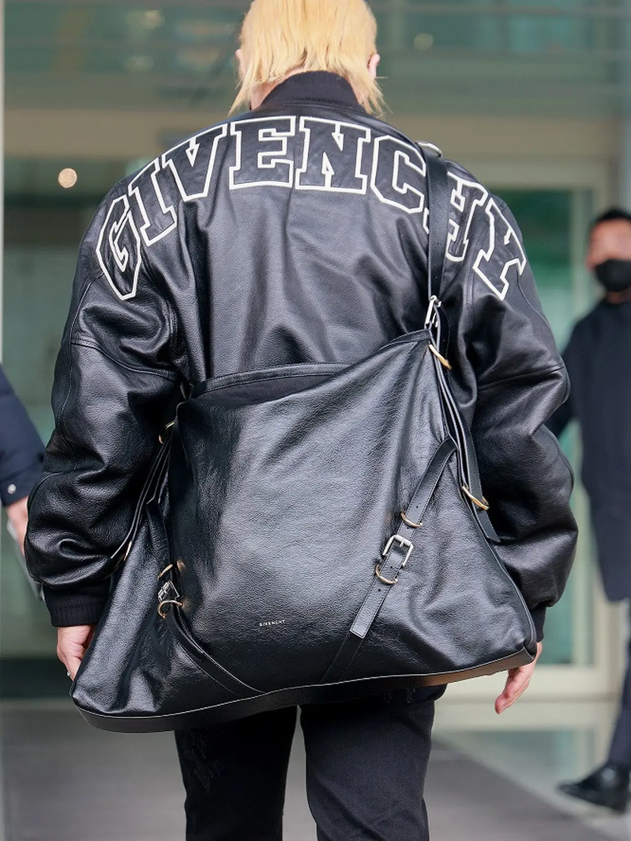 Gaya Airport Taeyang Big Bang Menuju Paris, Edgy Serba Hitam dalam Givenchy - Fashion Fimela.com