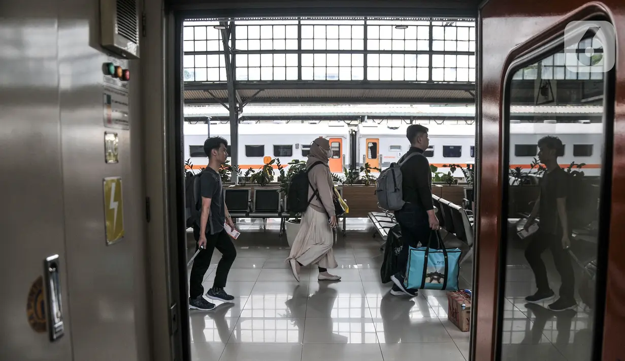 Puncak Arus Mudik Lebaran Idul Fitri di Stasiun Pasar Senen - Foto Liputan6.com
