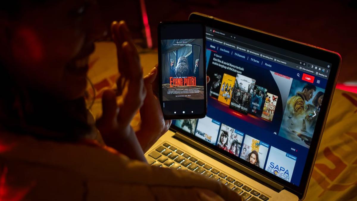 Film Horor Eyang Putri Resmi Tayang di MAXstream - ShowBiz Liputan6.com