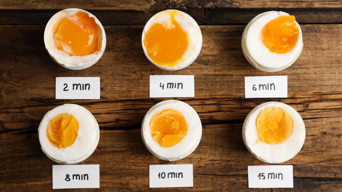 Agar Telur Rebus Matang Sempurna, Berapa Menit Merebus Telur? - Food Fimela.com