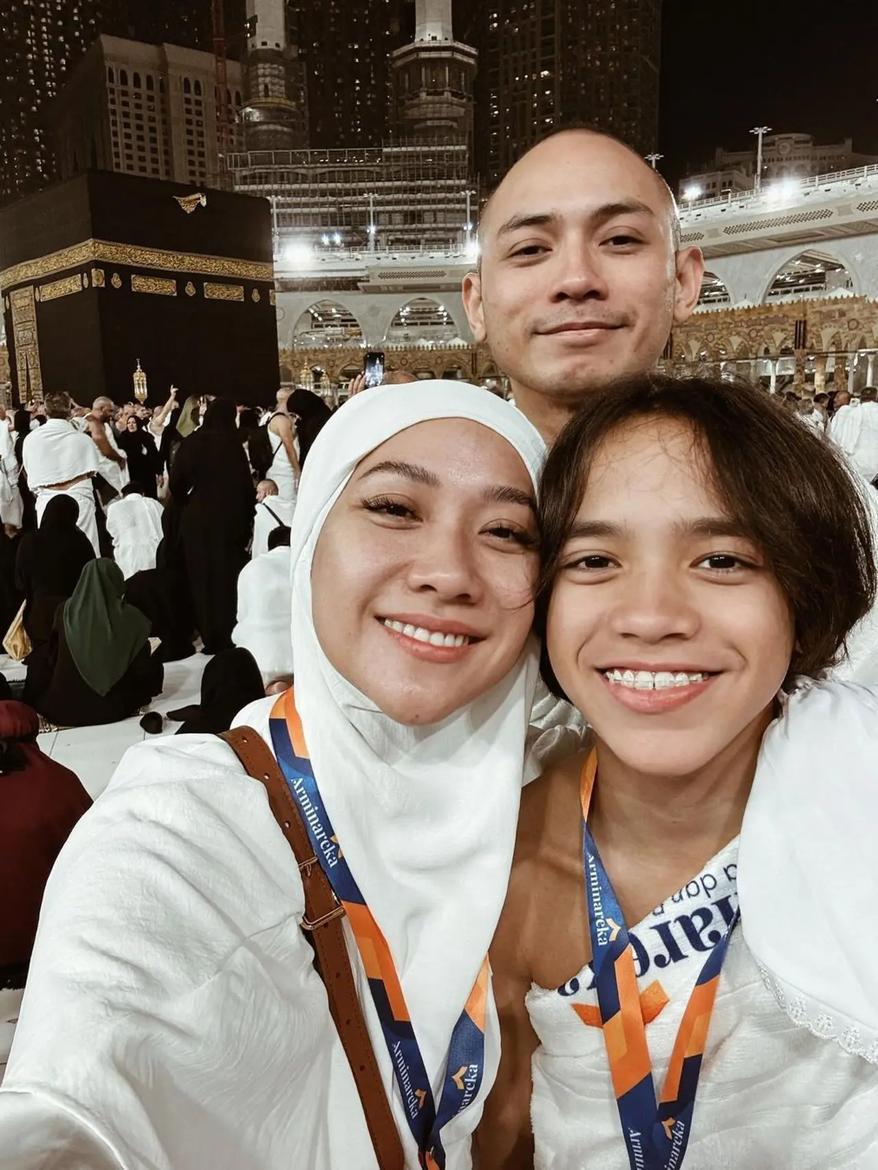 6 Potret BCL Umrah Bareng Tiko Aryawardhana dan Noah Sinclair, Sentuh Kabah di Tahun Baru 2024 ...