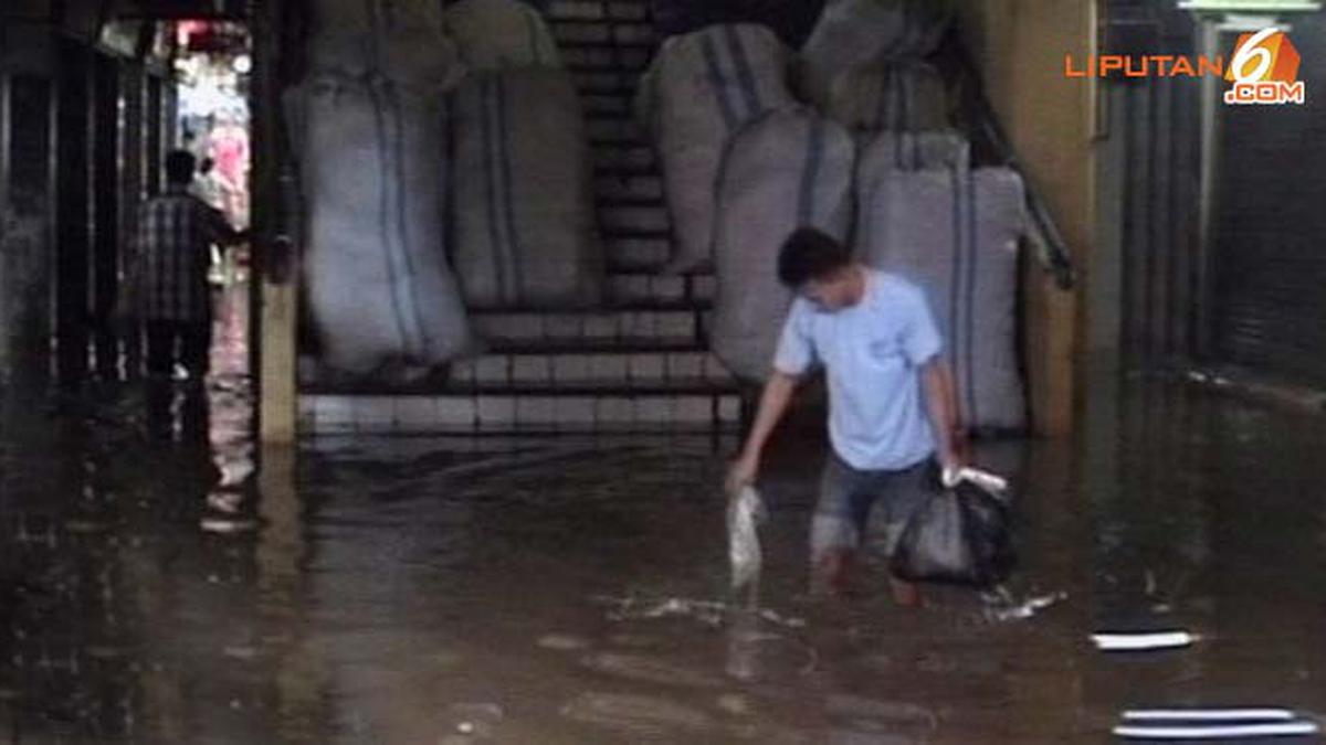VIDEO: Banjir Lagi di Pasar Cipulir, Pedagang Merugi - News Liputan6.com