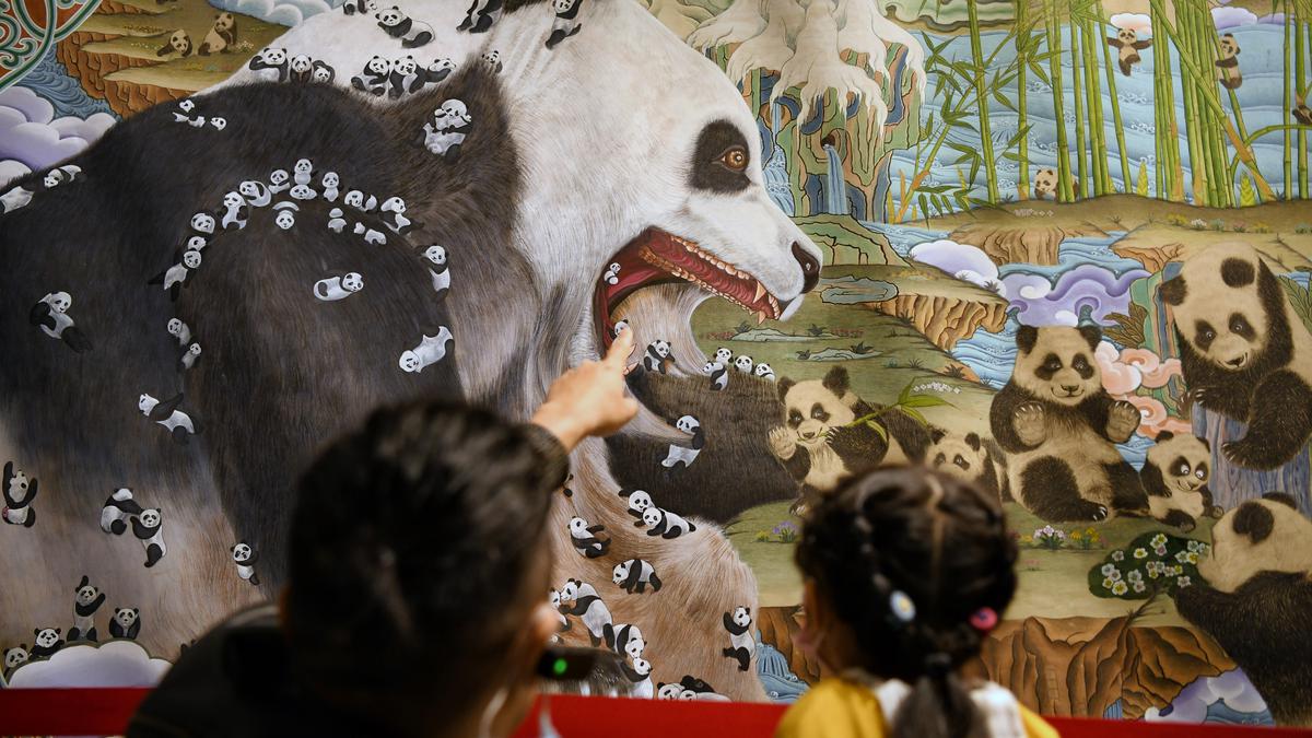 FOTO: Lukisan Thangka Bertema Panda Dipamerkan di Sichuan - Foto ...