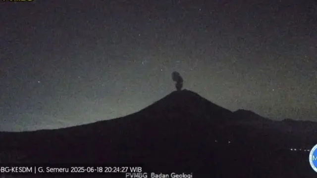 Gunung Semeru Erupsi, Tinggi Letusan Capai 800 Meter - Regional Liputan6.com
