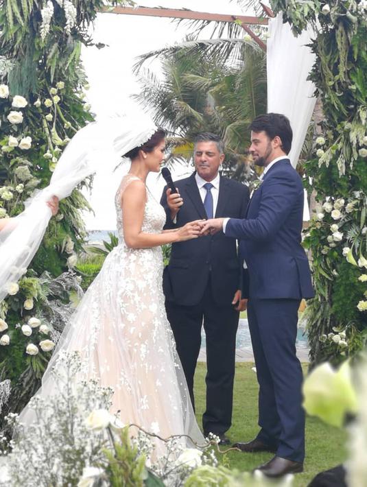 Potret Bahagia Aline Adita dan James Midgley di Hari Pernikahan - Photo ...