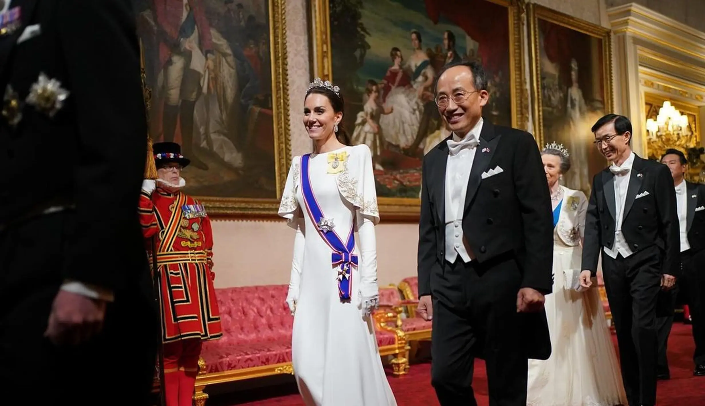 Adu Gaya Glamor Khas Princess dari Permaisuri Camilla, Kate Middleton ...