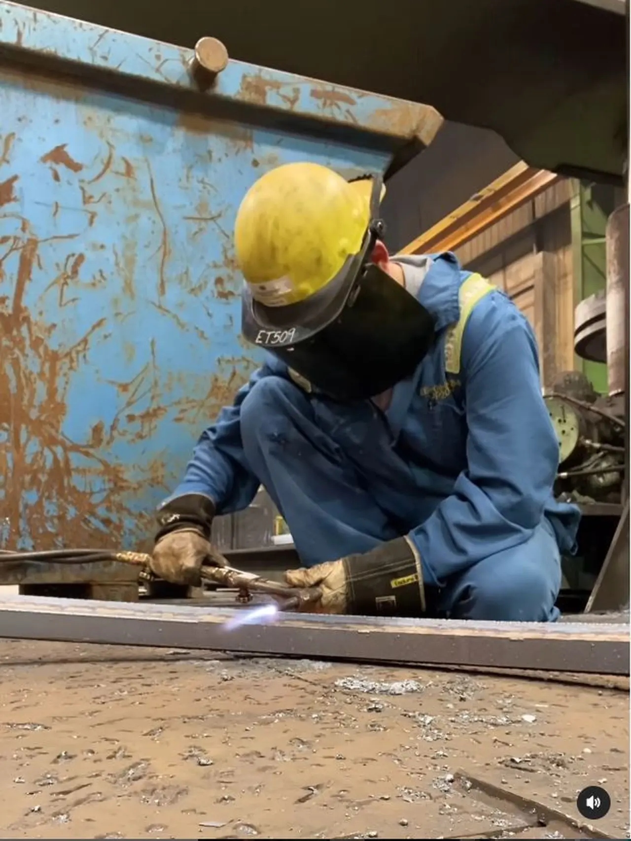 6 Potret Terbaru Tengku Firmansyah Jadi Tukang Besi di Kanada, Lengkap dengan Peralatan Las dan ...