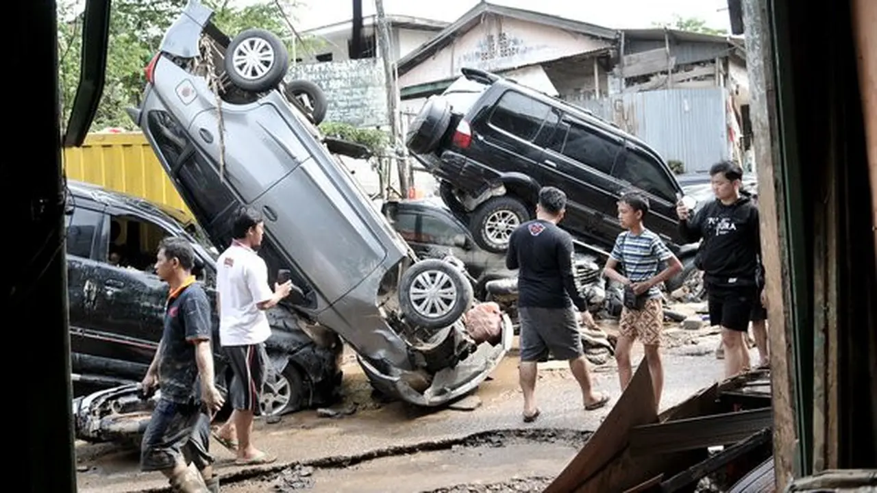 6 Potret Mobil-Mobil Bertumpuk dan Rusak Usai Terseret Banjir ...