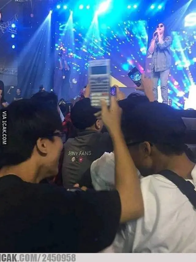 6 Kelakuan Nyeleneh saat Nonton Konser ini Bikin Tepuk Jidat - Hot Liputan6.com