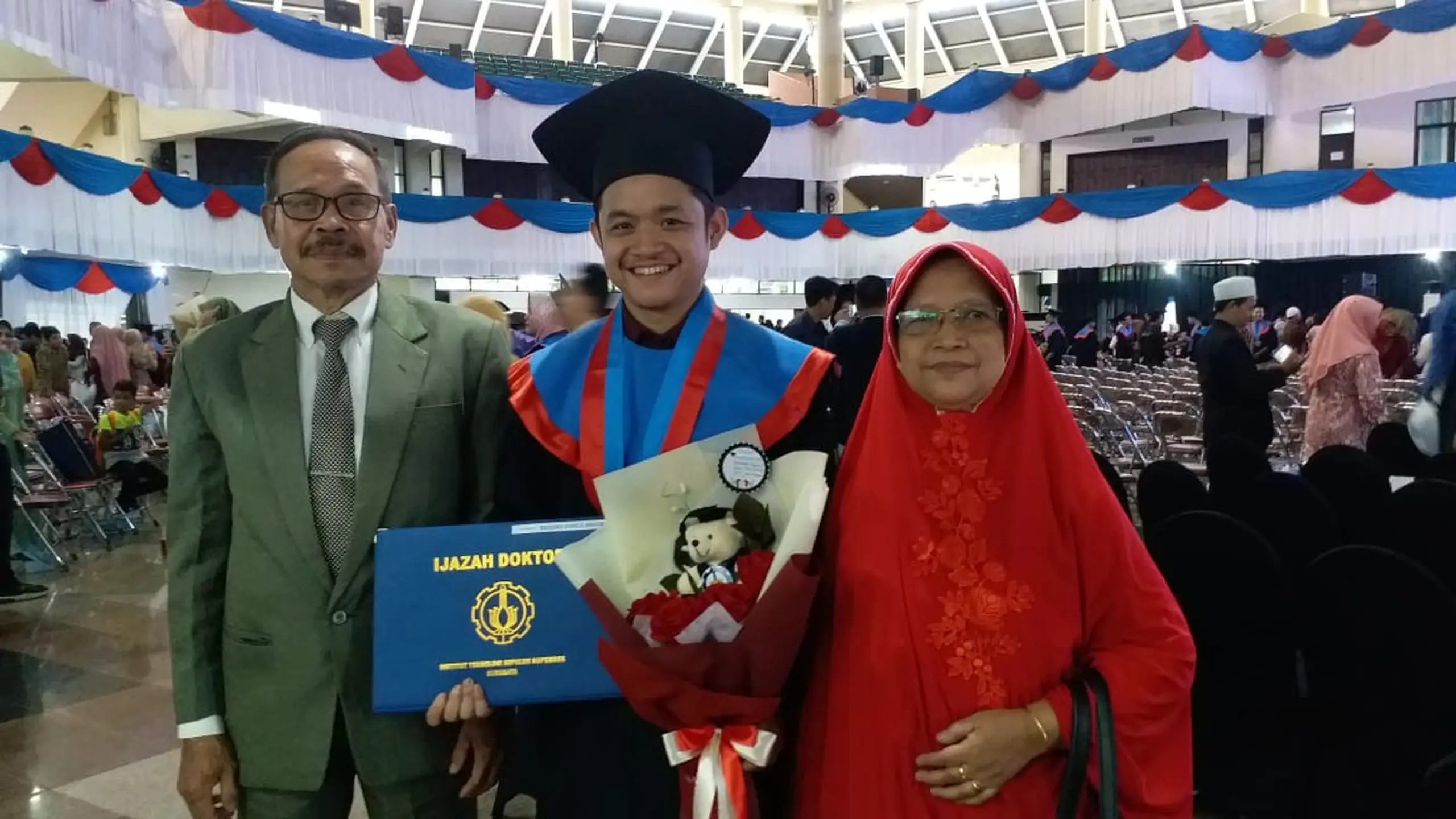Berusia 24 Tahun, Pemuda Ini Berhasil Raih Gelar Doktor Termuda di ITS