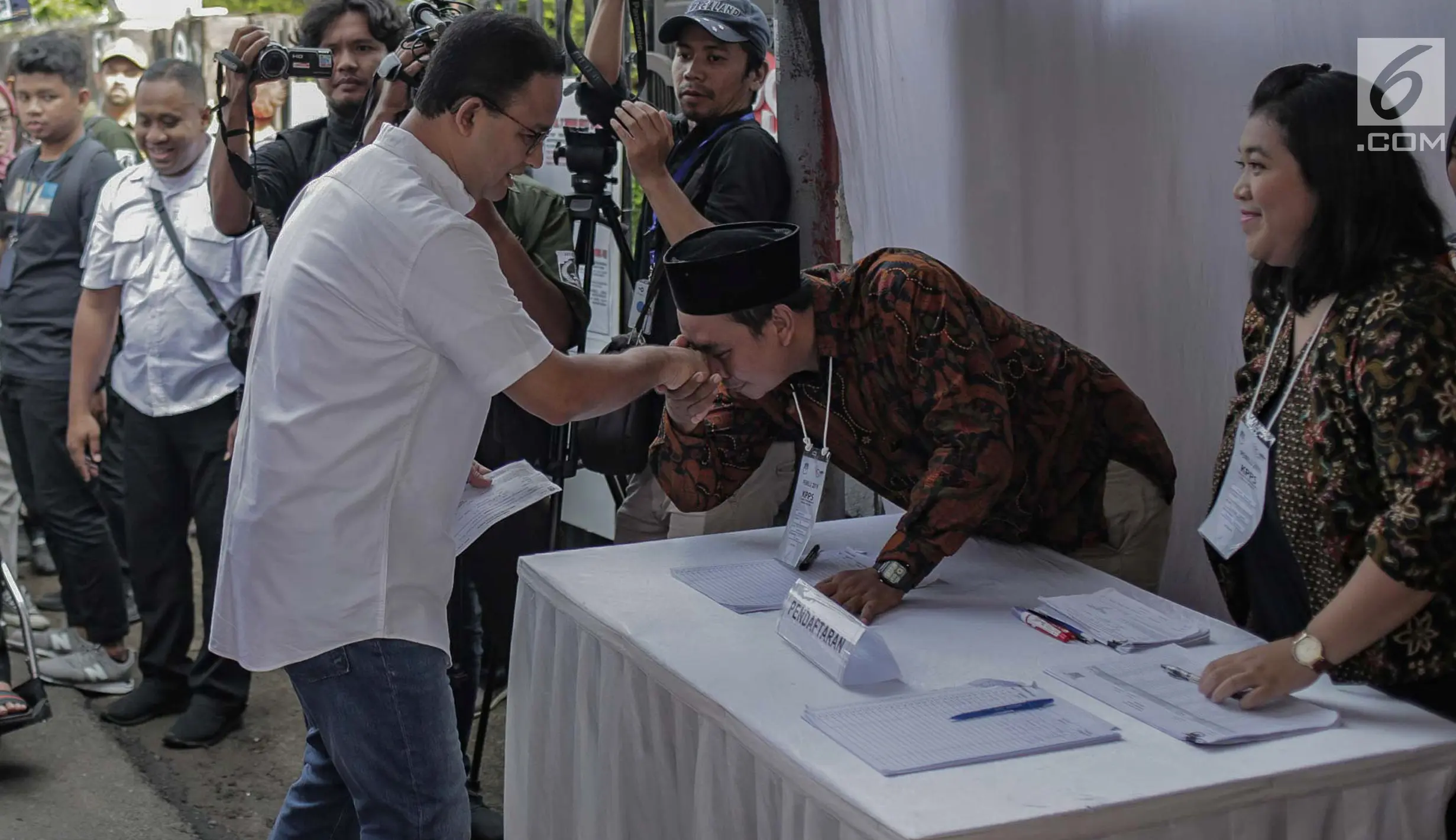 FOTO: Anies Baswedan Bersama Keluarga Nyoblos di TPS 60 - Foto Liputan6.com