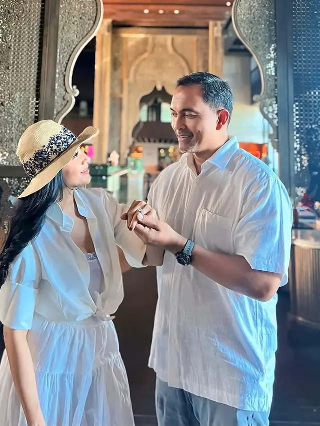 7 Potret Diah Permatasari dan Suami Anniversary ke-28, Kenang Foto Awal ...